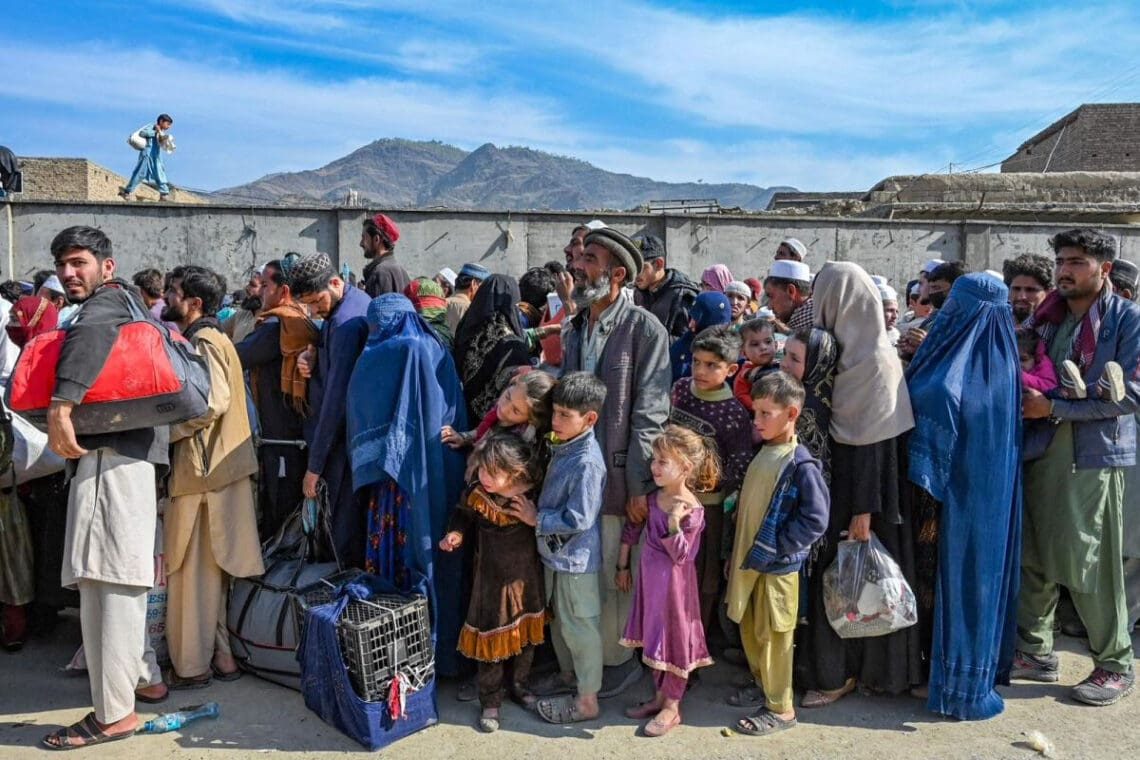 Iran and Pakistan Expel 8,476 Afghanistani Migrants in One Day amid ...